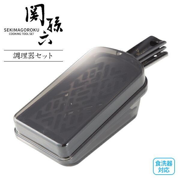 サイズ(約):おろし器、V字スライサー、千切りスライサー/幅10×奥行29.5×高さ3cm重量(約):593g材質:おろし器、スライサー本体/ABS樹脂　千切り器刃部/ステンレススチール　Vスライサー刃部/ステンレス刃物鋼　フタ、受け皿/A...