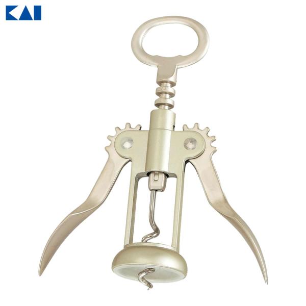 サイズ（約）:幅17×奥行6.5×高さ4cm重量（約）:200g材質:本体/亜鉛合金　スクリュー/特殊鋼（クロムメッキ）　受け部/ポリプロピレン耐熱温度:受け部/80度品番:DH-8219 製造国:中国メーカー:貝印コルクオープナー スクリ...