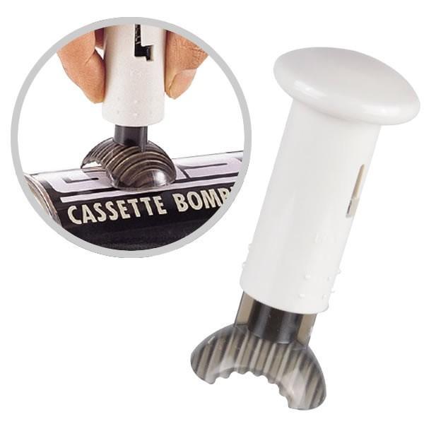 サイズ（約）:3.5×4×長さ9cm重量（約）:20g材質:本体/ナイロン（耐熱温度170度）　可動部/ポリエチレン（耐熱温度70度）　針/炭素鋼（ニッケルめっき）　バネ/ステンレス鋼品番:C-3545製造国:日本メーカー:パール金属