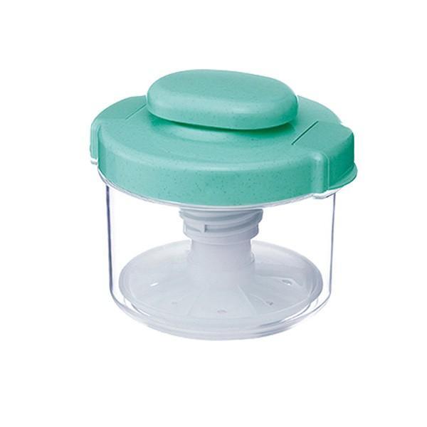 商品サイズ（約）:幅14.6×奥行き14.6×高さ12.2cm容量:840mL重量（約）:252g材質:本体/ポリスチレン　蓋・キャップ/AS樹脂　ストッパー/ABS樹脂　押し板・押し棒・バネ止め/ポリエチレン　バネ/18-8ステンレス鋼品...