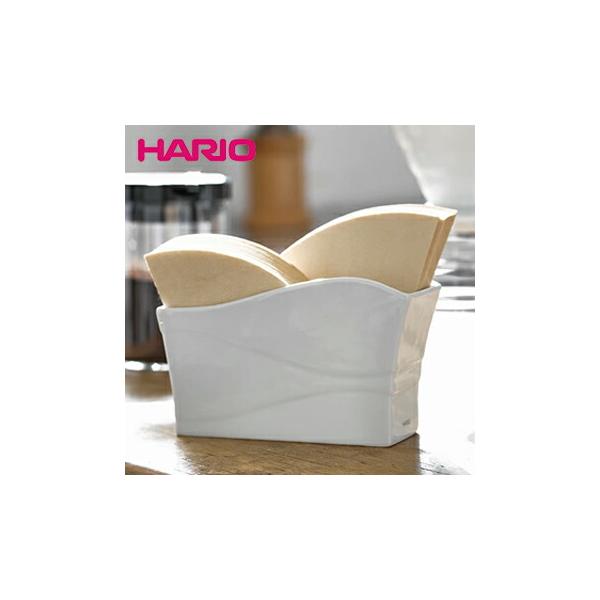 磁器のぬくもりがあたたかいデザイン性にも優れたコーヒーペーパーフォルダーです。底面はペーパーとの接地面が少ない形状なので衛生的にお使いいただけます。傾斜もついているのでペーパーを1枚ずつ取り出しやすい設計です。容量：V60ペーパーフィルター...