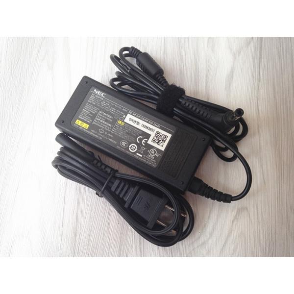 FUJITSU(INPUT/ENTREE) ：100-240 50/60Hz OUTPUT/SORTIE)：：19V 3.42A接口:（外径）5.5*（内径）2.5付属品 電源コード