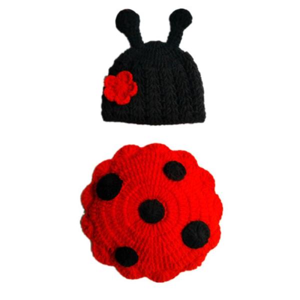 可愛らしい新生児てんとう虫コスプレ撮影専用衣装。素材：コットン ニット対象年齢：0ヶ月〜6ヶ月位に最適サイズ：背中部分・直径約21cm帽子口・約17cm帽子全体・約21cmつの・約7cm毛糸で手編みなので、柔らかくて着心地がいいです。寝相ア...