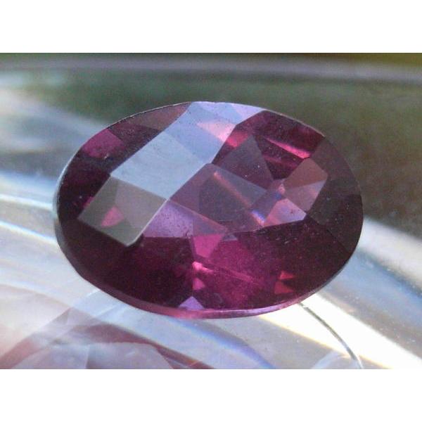 Jamuhai,Orissa,インド産出。ルースの中でも、ラズベリーガーネットと呼ばれる赤ピンクがラブリーな石です。チェッカーボードカットというこの石の愛らしさを最大限生かした自信のルースです。■約5×7mm■オーバル チェッカーボードカッ...