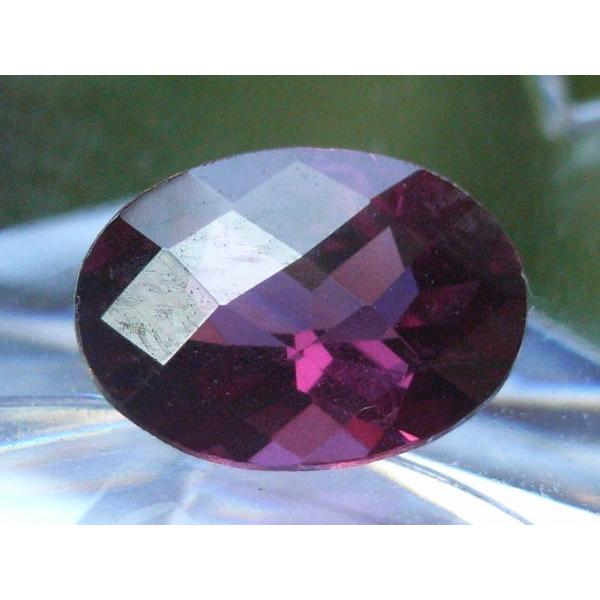 ガーネット　ルースの中でも、ラズベリーガーネットと呼ばれる赤ピンクがラブリーな石です。Jamuhai,Orissa,インド産出。チェッカーボードカットというこの石の愛らしさを最大限生かした自信のルースです。■約5×7mm■オーバル チェッカ...