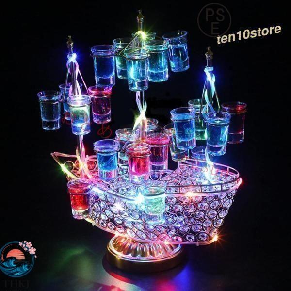 * 製品にはワイングラスが含まれていません【精巧な LED ワイン カップ ホルダー】高品質の厚手のアクリル カップ ホルダー、ボタン スイッチのデザイン、高級ワインを保持できるだけでなく、クールでカラフルな雰囲気を演出し、ナイトライフをよ...