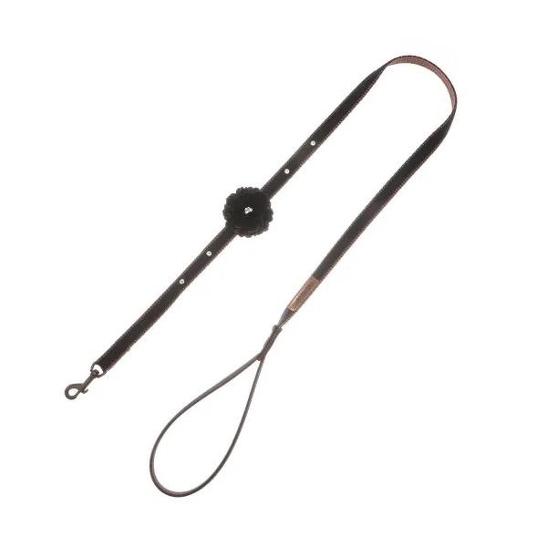 返品不可柔らかな花びらを幾層にも重ねたダリアの花の中央には、 キラキラ輝くスワロフスキークリスタルを飾りました持ち手部分にクッションがはいっているので手にやさしいリードですシリーズもございます。カラー S（birdie7300）カラー M（...