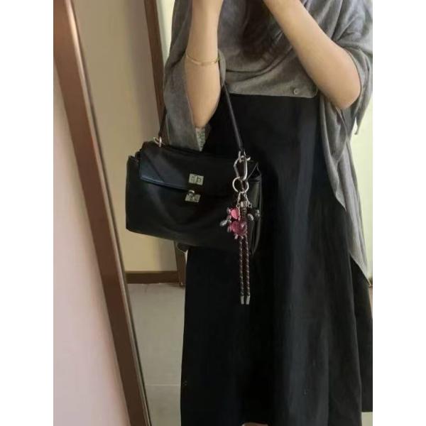 ◆魅力を引き立てる、一歩先のエレガンス洗練されたフォルムと、ほんのり艶のある上質なレザー。肩にかけるだけで、大人の品格と余裕を感じさせる一品です。日常に溶け込みながらも、さりげなく視線を集める。それがこのバッグの最大の魅力。◆細部までこだわ...