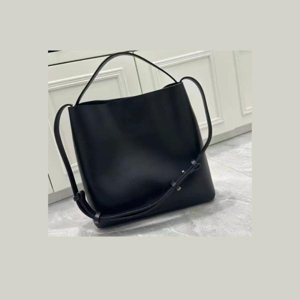 【洗練と実用性を兼ね備えた、上質レザーの本命バッグ】◆シンプルなのに、惹かれる。一見ミニマル、でも手に取るとわかる、本物の良さ。忙しい毎日にも、余裕ある女性を演出してくれる上質な牛革バッグが登場しました。・どんなコーデにもすっと馴染む、洗練...