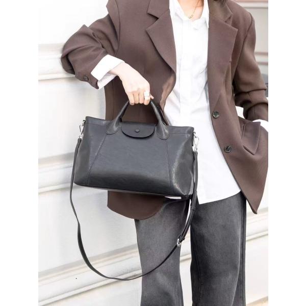 バッグ 本革バッグ レディース 2WAY ショルダー 通勤バッグ 大人 上品 黒バッグ 高見え レザーバッグ◆きちんと感とカジュアルさを両立させた絶妙バランス。このバッグがあれば、通勤にも休日の街歩きにも、洗練された印象を演出してくれます。...