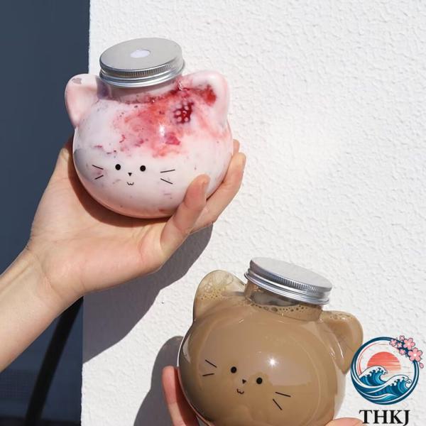 *注意：冷たい水しか入れられません。お湯を入れてはいけません。火傷事故、瓶の変形などを防ぎます。可愛い猫ちゃんの外見のジュースボトルです。ジュース売りのお店や縁日用品としてはふさわしいです。色の違うドリンクを入れて超かわいい猫ちゃんをできま...