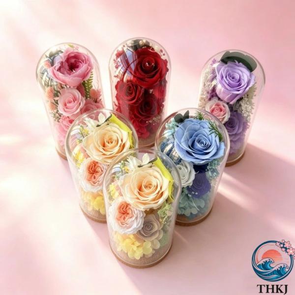 こちらのプリザーブドフラワー ガラスドームは、約 16cm × 8cm のコンパクトサイズ。置き場所を選ばず、玄関・リビング・デスク・寝室など、お好きな場所にさりげなく飾れます。大きく邪魔にならず、それでいてしっかりとした存在感を放つ絶妙な...