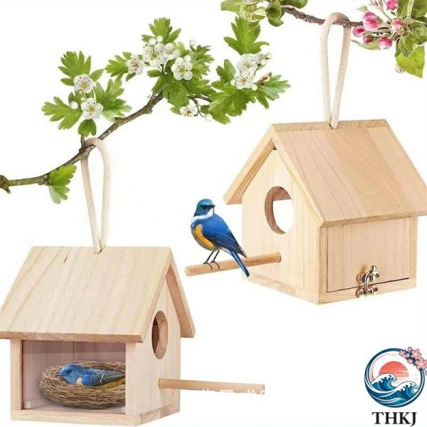 小鳥用のミニ巣箱です。屋根付きの三角形が可愛い、ナチュラルな木製バードハウスです。小鳥が安心して暮らせる巣箱で、吊り下げ用のロープ付き。庭やベランダに鳥かごのように吊るして、野鳥や鈴虫、ハチドリ、コウライウグイスなどの採集に癒しの空間を演出...