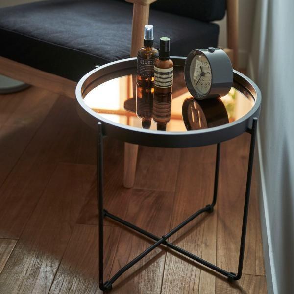 天板が取り外しできるトレーテーブルミラー天板は外して壁掛けミラーに、木目調天板は外してトレーとして使用できます。【商品サイズ】幅42×奥行42×高さ43cm【材質】ウッドタイプ：合成樹脂化粧合板/繊維板/ラッカー塗装/スチール(粉体塗装)ミ...