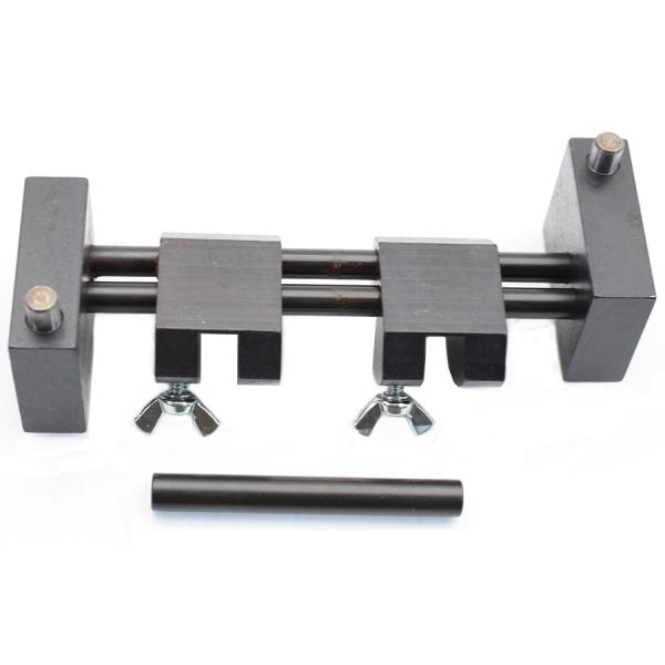 シフターフォークゲージは、4速モデルのシフターフォークの調整とアライメントに使用します。シフターフォークアライメント手順3〜4では、4速シフタークラッチを4速側に設定する必要があります。専用工具があると効率と正確さがグッと上がりますね。プロ...