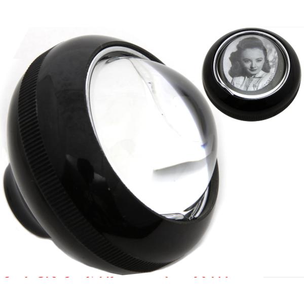 黒いシフターノブにはスナップリングでレンズが固定されており、ドライバーはそこに好きな写真を入れることができます。ノブには3/8インチ-24の雌ネジが付いています。スナップリングとレンズを取り外して写真を挿入でき、写真の開口部の直径は1.5イ...