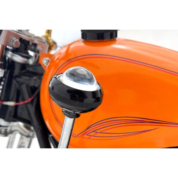 簡単取付けロケットペンダント的なアイテム！黒いシフターノブにはスナップリングでレンズが固定されており、ドライバーはそこに好きな写真を入れることができます。ノブには3/8インチ-24の雌ネジが付いています。スナップリングとレンズを取り外して写...