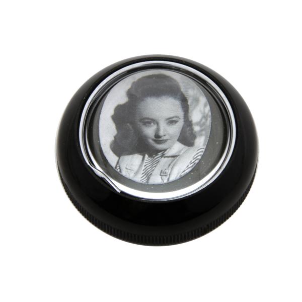 簡単取付けロケットペンダント的なアイテム！黒いシフターノブにはスナップリングでレンズが固定されており、ドライバーはそこに好きな写真を入れることができます。ノブには3/8インチ-24の雌ネジが付いています。スナップリングとレンズを取り外して写...