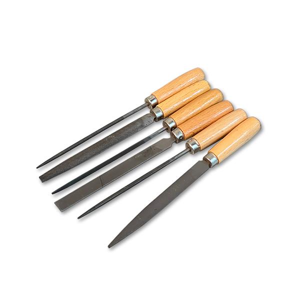 C WALTER ヤスリ 6本セット ファイルセットガレージでの作業に便利なヤスリセットです。これらの高品質のヤスリは、小さな部品の取り付けやバリ取りに非常に役立ちます。このセットには、木製のハンドルが付いたさまざまな形状のヤスリが 6 本...