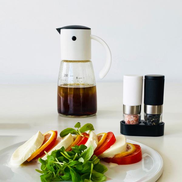 片手で本体を傾けるだけで注ぎ口が自動開閉するオイル&amp;ビネガーポットと人気のミニペッパーミル ソルトミル をセットに！YO-KO Gravity Oil &amp; Vinegar Pot ホワイト オイル＆ビネガーボトル「Gravi...