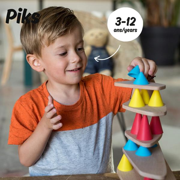 フランスの知育玩具《ピックス》 スモールキット24バランスで遊ぼう！Piksのゲームの目的は、実にシンプル。すべてのピースを崩さずに積み重ねることで、最も独創的でダイナミックな構造をつくること。シリコン製の三角コーンと木製プレートを組み合わ...