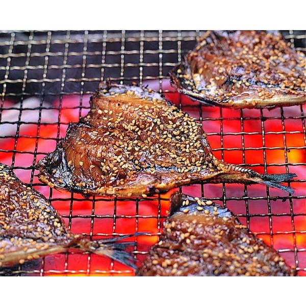 秘伝の醤油ダレに漬け込んだ一品。呼子を代表する味です。