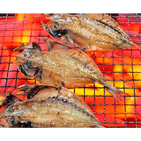 鯵本来の旨味を昔ながらの手法で引き出しました。酒の肴や朝食にぴったりです。