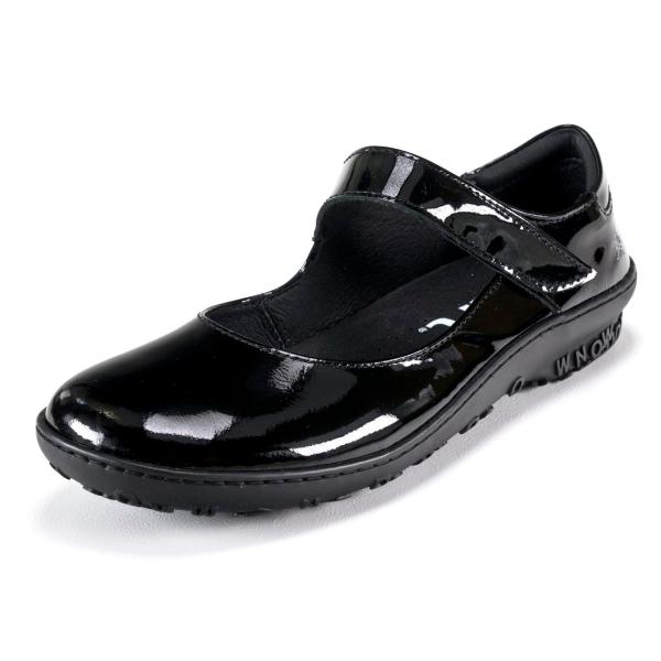 窮屈な履き心地とは一線を画す、アートによるコンフォートパンプス。足の指を解放するころんとまあるい可愛らしいトゥデザイン。歩行の度に足先が前方へ動くのを防ぎ、しっかりとホールドする甲ストラップ。アルファベットと数字がちりばめられた特徴的なデザ...