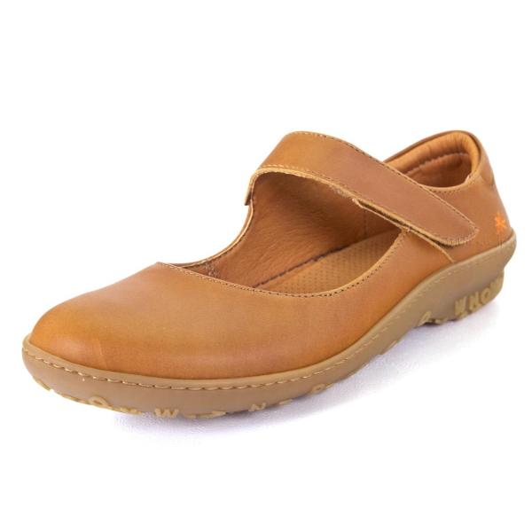 窮屈な履き心地とは一線を画す、アートによるコンフォートパンプス。足の指を解放するころんとまあるい可愛らしいトゥデザイン。歩行の度に足先が前方へ動くのを防ぎ、しっかりとホールドする甲ストラップ。アルファベットと数字がちりばめられた特徴的なデザ...