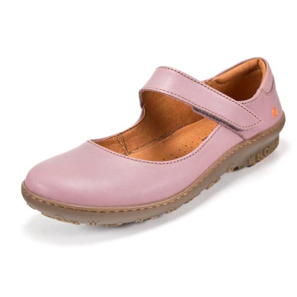 窮屈な履き心地とは一線を画す、アートによるコンフォートパンプス。足の指を解放するころんとまあるい可愛らしいトゥデザイン。歩行の度に足先が前方へ動くのを防ぎ、しっかりとホールドする甲ストラップ。アルファベットと数字がちりばめられた特徴的なデザ...