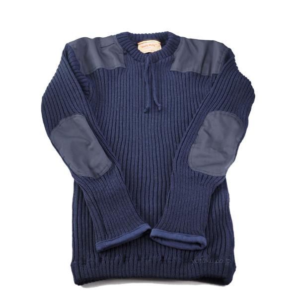 首元の紐が特徴的なクルーネックセーター。紐を締めたりゆるめたりすることで、首元の開き具合を調節できます。肩と肘には補強布をつけ、袖口はリブではなく綿の補強布の筒袖タイプ。長い場合には折り返してご使用下さい。裾も別リブはつけられて居らず、本体...