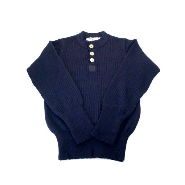 着脱がしやすく、ボタンの開閉で表情を変えられるヘンリーネックデザインのシンプルなセーター。ボタンには天然木を削り出した物を使用。一つ一つ微妙に表情が異なります。袖口は通常はお好みの長さに折り返して使用するターンブルカフスに、寒いときには袖口...