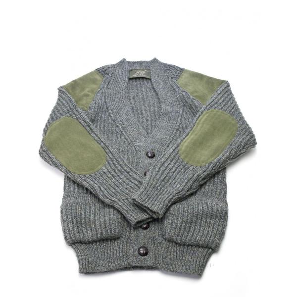 パーク・レンジャーセーターのカーディガンスタイルが約10年ぶりの当店に登場。　スコットランドの羊飼いたちが着用していたセーターのデザインにヒントを得てつくられたものです。　旧型に比べ、衿回りのデザインが立体的なカーブを描いており、着用時によ...