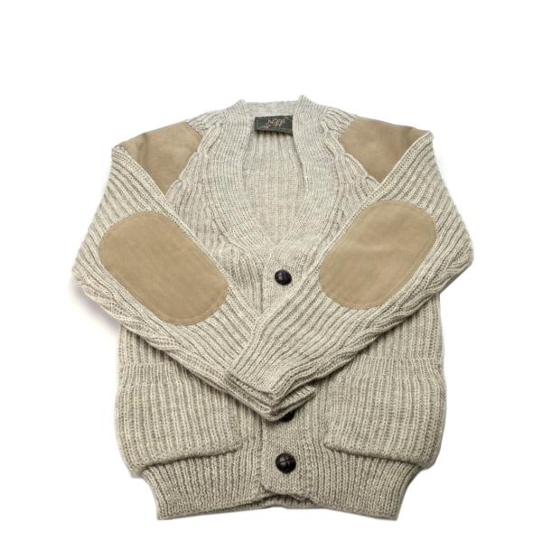 パーク・レンジャーセーターのカーディガンスタイルが約10年ぶりの当店に登場。　スコットランドの羊飼いたちが着用していたセーターのデザインにヒントを得てつくられたものです。　旧型に比べ、衿回りのデザインが立体的なカーブを描いており、着用時によ...