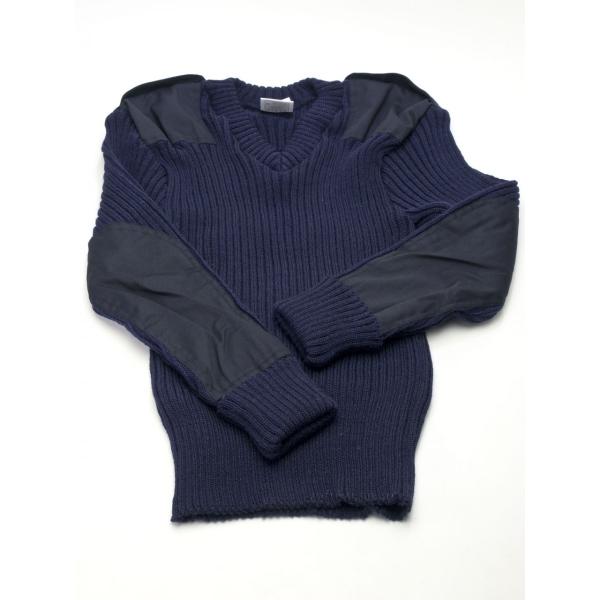 ロイヤルネイビー（イギリス海軍）へ実際に納入されているモデル。　その他多くの公的機関等に長年採用されており、軽く動きやすく、丈夫で暖かい、プロが認めた本物のセーター。   753は肩章有りのVネックタイプ。素材、縫製仕様は700、701とま...