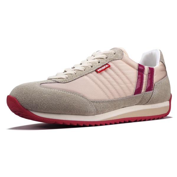 その軽い履き心地と鮮烈なカラーリングで長きに渡って人気のパトリック定番モデル「マラソン」。ペッシュ（仏語で桃）は光沢がある淡いベージュのアッパーに、ベージュのベロア、ナチュラルのシューレース、プラム色のエナメルライン。オフホワイトとサンドベ...