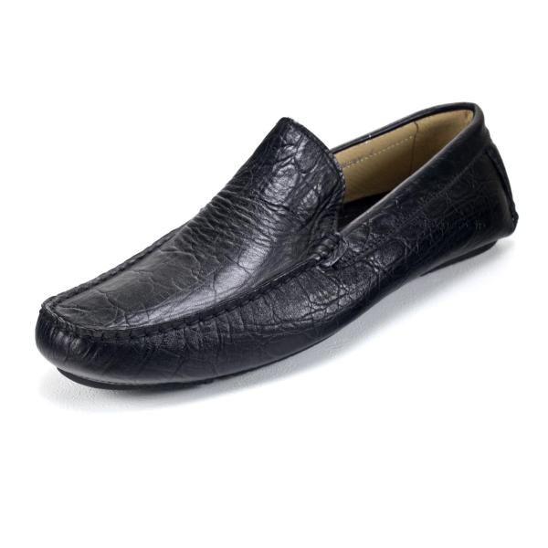 艶やかなステアレザーにクロコダイルの型押しを施したモカシンタイプ。 　袋状に縫い上げたモカシン製法なので、革の靴下を履いているかのような軽く包まれるような感覚で、素足やカバーソックスと合わせて頂ければ、足もとを涼しげに演出します。 　ソール...