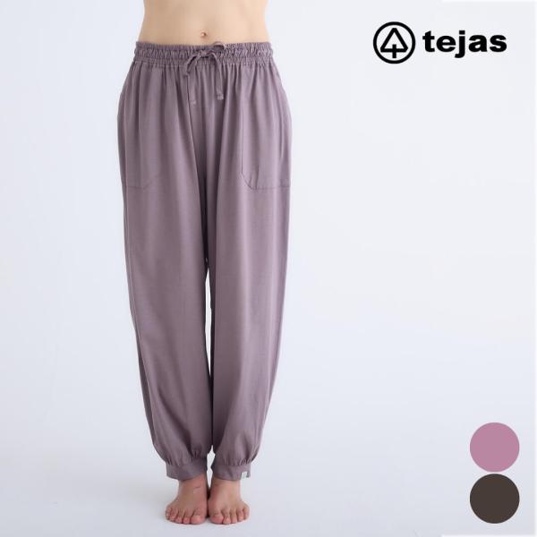 ■特徴TEJAS テジャス ヨガウェアトレンドを取り入れたたっぷりとした分量感があるギャザーパンツパルプを原料とした再生繊維のレーヨンは通気性に優れ、夏場でも気持ちよく着ることができます。ウエストはゴムと紐でサイズ調整可能。フロントサイドに...