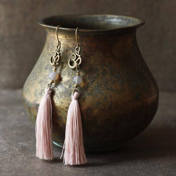 ■ブランドvani ヴァニ■商品紹介VANI タッセル ピアスgrey agate × visionary tasselつけているのを忘れるほど、軽やかなつけ心地のシルクタッセルピアス。OMチャームとタッセルが動きに合わせて柔らかく動きます...