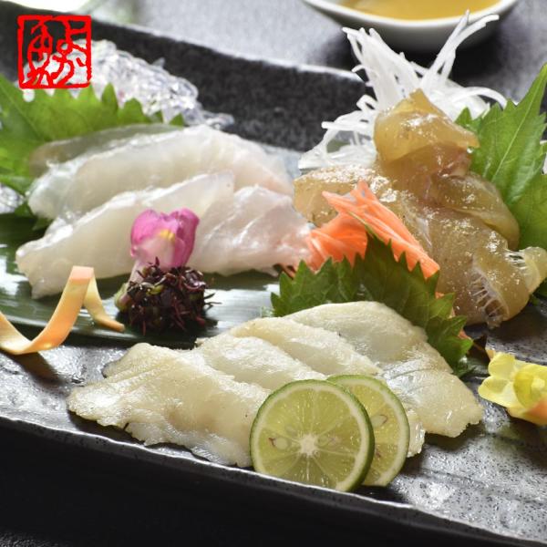 クエのプロよか魚がお届けするクエの刺身と炙りと醤油漬けのセットです。クエは水揚げ後活き締め。その後丁寧に切り分け、次世代凍結技術で急速冷凍。産地でしか味わえない鮮度のお刺身がご堪能頂けます。クエの炙りは、クエの旨みたっぷりの特製醤油で漬け込...