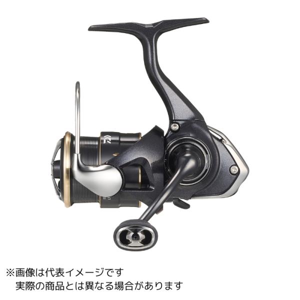 ●DAIWA●商品名：26FREAMS●詳細夢のカタチは自由自在新たに「AIRDRIVE DESIGN」を採用した、グローバルスタンダードモデル。アイテム：26FREAMS LT1000S-P標準自重(ｇ)：175巻き取り長さ(cm/ハンド...