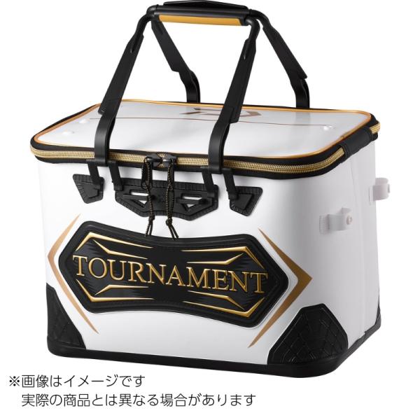 ●DAIWA ダイワ●商品名：ダイワ トーナメント バッカンFH(D)●詳細多彩な機能を追求、ダイワ磯バッカンの最高峰モデル！凹凸の激しい磯場で安定感を追求した底足パーツ。身の回りのゴミを飛ばさないように一時的に収納できるメッシュポケット。...