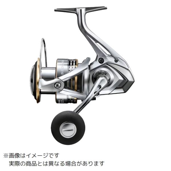 ●SHIMANO(シマノ)●商品名：SEDONA●商品情報新たな進化の核はフラッグシップモデルにも搭載されているサイレントドライブ。リール内部の部品間の微細なガタ、隙間、揺れを大幅に軽減し、滑らかな回転性能、静粛性を伴った巻きごこちを備えた...