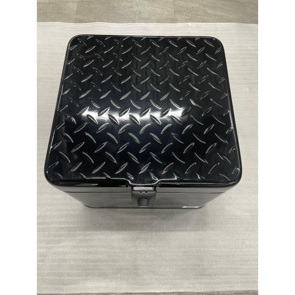 一七式特殊荷箱 （中）にブラック塗装をした特別注文のボックスです。＜セキュリティ仕様＞セキュリティを向上させた錠前（鍵番号違い）を装備材質：ＦＲＰサイズ：・外寸： 405mm(幅)×405mm(奥行)×300mm(高)容量：約43?重量：約...