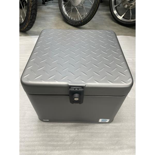 一七式特殊荷箱 （中）にCT125・ハンターカブ（マットアーマードシルバーメタリック）をイメージした塗装をした特別注文のボックスです。＜セキュリティ仕様＞セキュリティを向上させた錠前（鍵番号違い）を装備材質：ＦＲＰサイズ：・外寸： 405m...