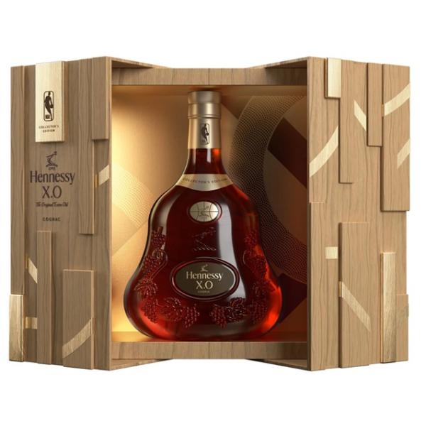 「ヘネシー」のアイコンというべきコニャック「ヘネシー X.O」による、バスケットコートをオマージュしたデザイン。