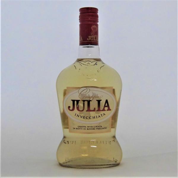 ジュリア・グラッパは、イタリアのトリエステ県で丁寧に蒸留され、オーク樽での熟成により洗練されたフレーバーが与えられています。