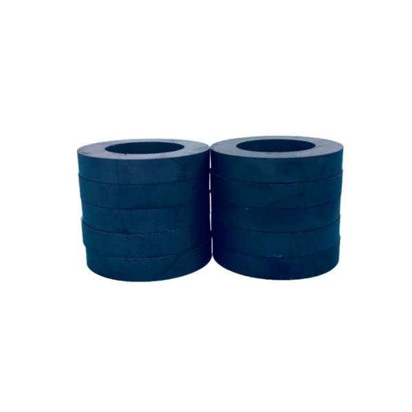 養生ハットのリングマグネット単品販売です。10個セットにしました。工業用だから見た目はかわいくないですが、普通の文房具のマグネットよりも磁力が強いので、冷蔵庫にプリントを10枚かさねて貼るときなどにも便利ですよ。