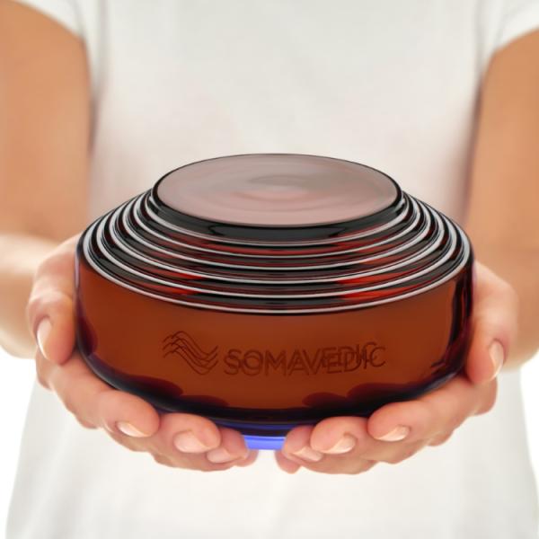 アンバー（琥珀）は、ベストセラーモデル「ヴェディック」の4倍のパワーを持つ、ソマヴェディックシリーズのプレミアムモデルです。3G・4G・5G通信システム、電磁波、ジオパシックストレスゾーンなどが気になる方に・重さ：約820g・寸法：直径 1...