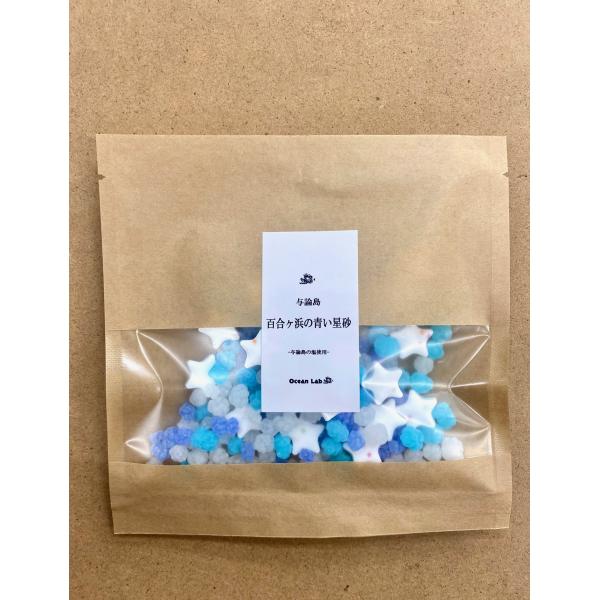 夏の大潮の時だけ与論島の沖合に出現する砂浜「百合ヶ浜」そこで採れる星の砂を年齢の数だけ集めれば願いが叶う、幸せが訪れると言われています。その星砂を模したラムネ＆こんぺいとうで、与論島の塩がまざっておりほんのり甘じょっぱい美味しさです。可愛い...